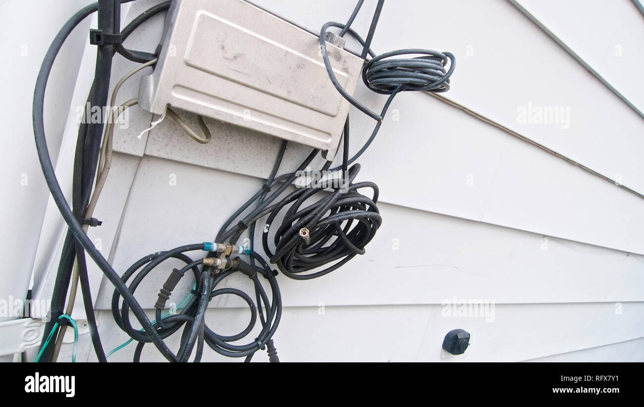 Linked by cables hi-res stock photography and images - Alamy