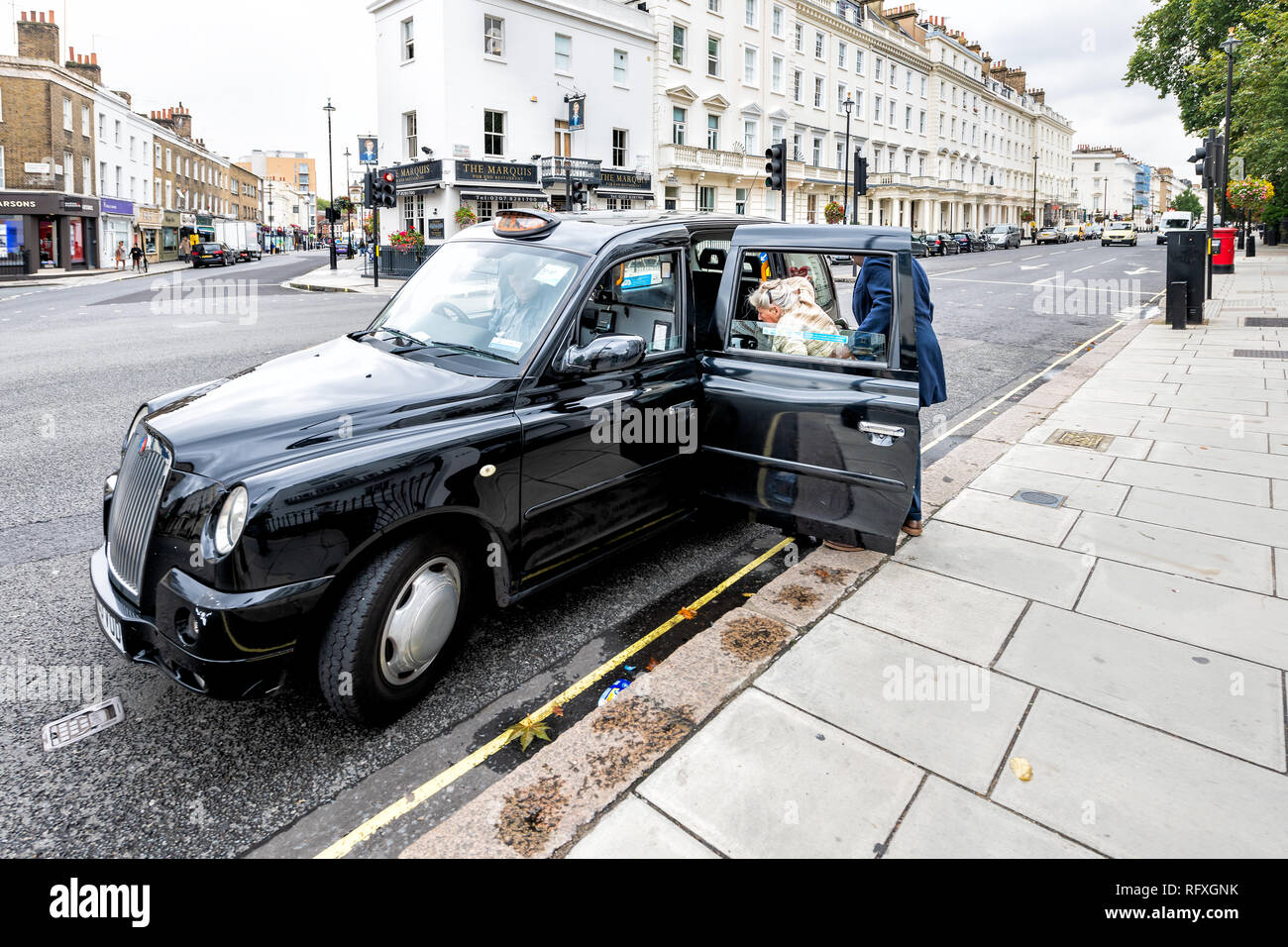 English cab door open hi-res stock photography and images - Alamy