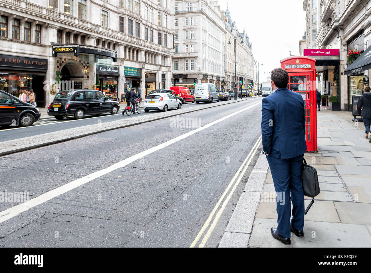 Businessman london briefcase hi-res stock photography and images - Alamy