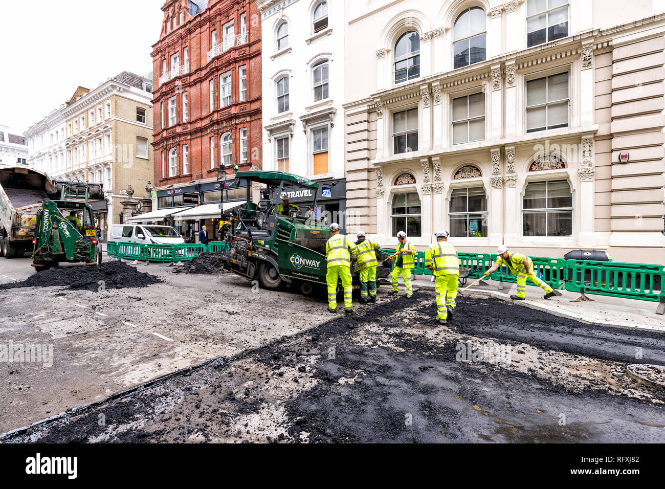 Road building construction workers uk hi-res stock photography and ...
