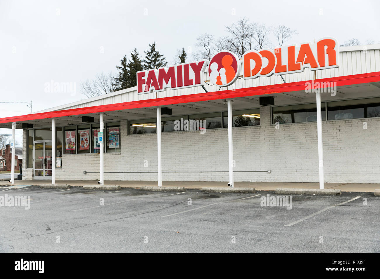 Family dollar store sign hi-res stock photography and images - Alamy