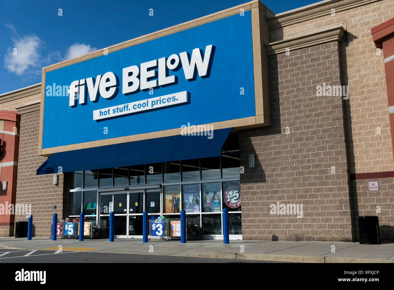 Five below logo hi-res stock photography and images - Alamy