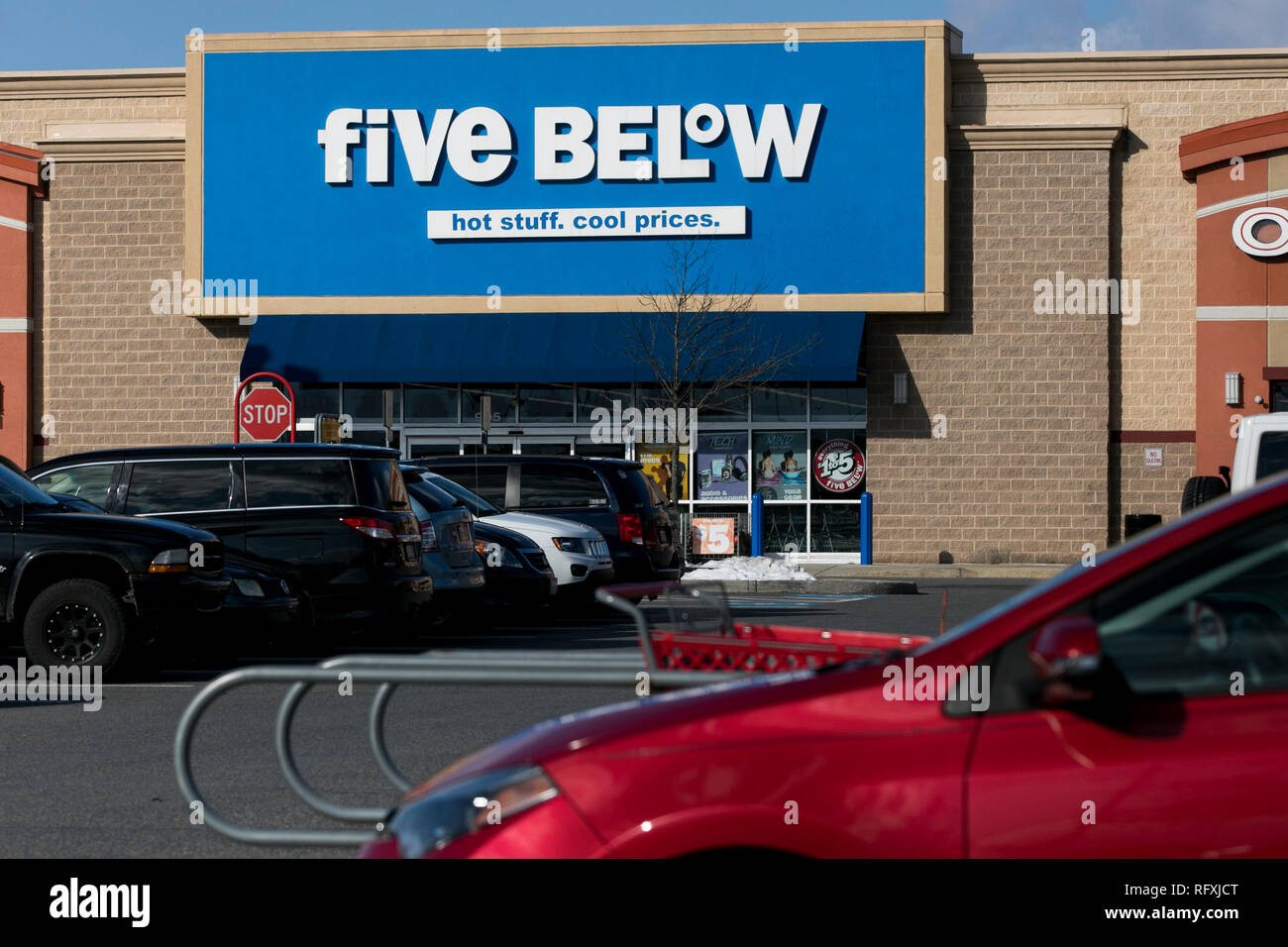 Five below logo hi-res stock photography and images - Alamy