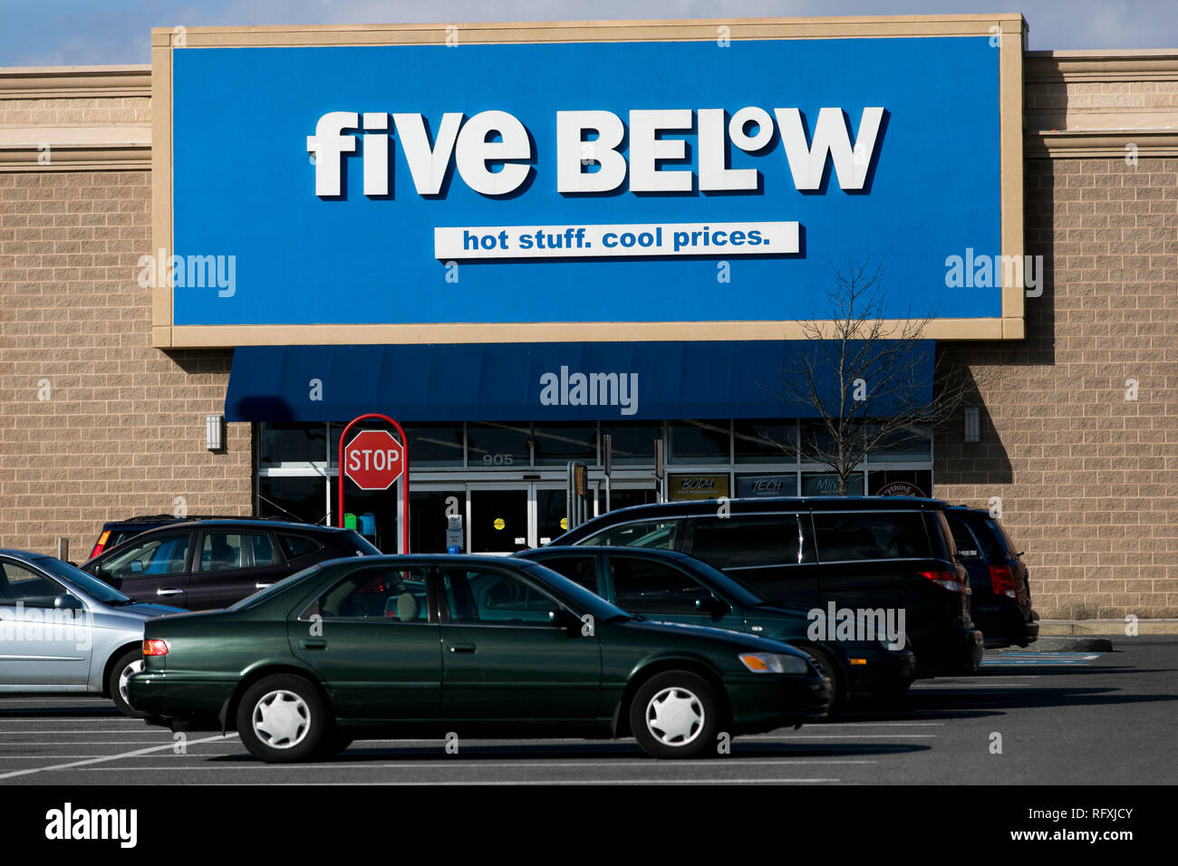 Five below logo hi-res stock photography and images - Alamy