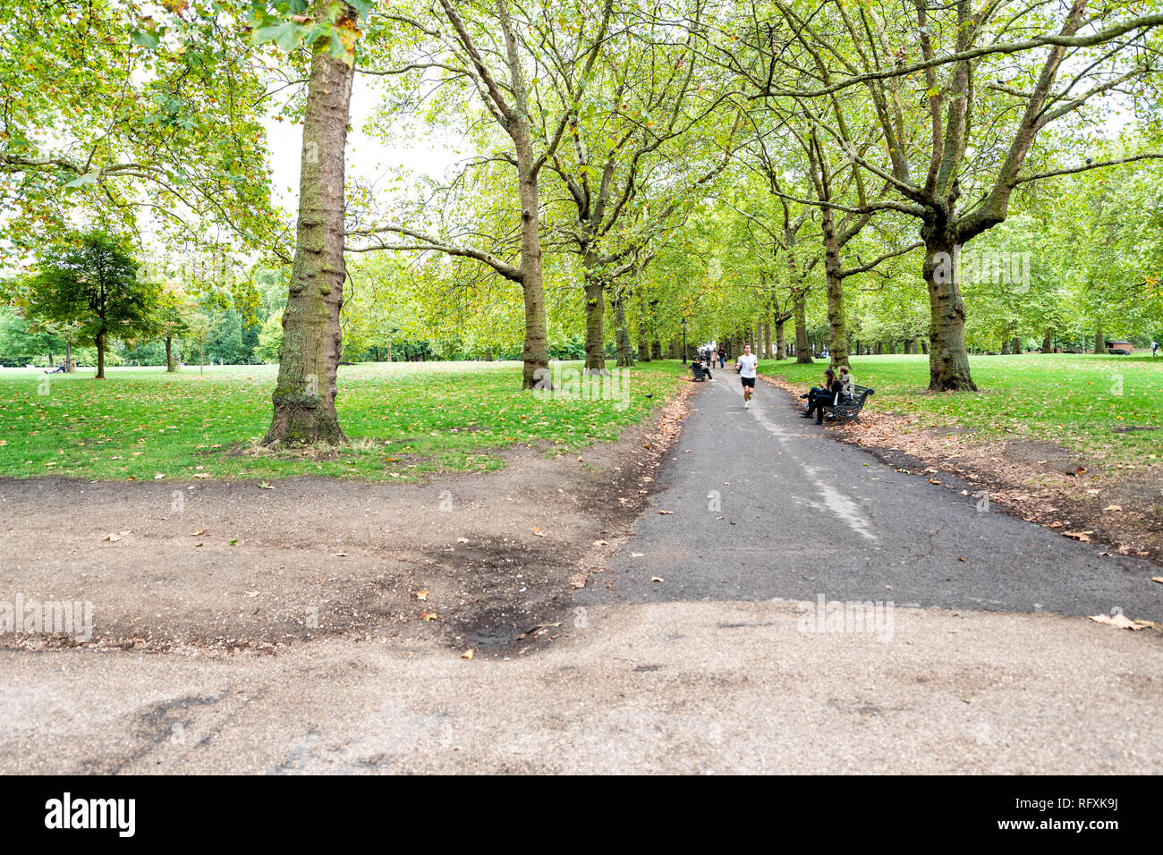 London, UK - September 12, 2018: Alley path in Green Park in ...