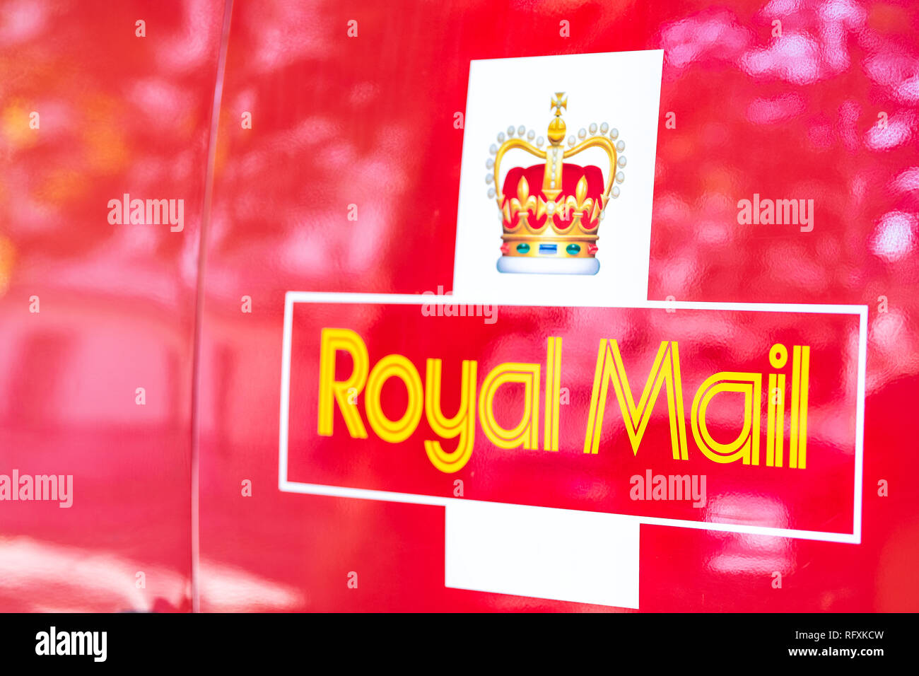 Royal mail crown logo hi-res stock photography and images - Alamy
