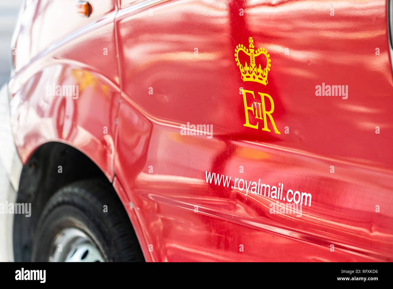 Royal mail crown logo hi-res stock photography and images - Alamy