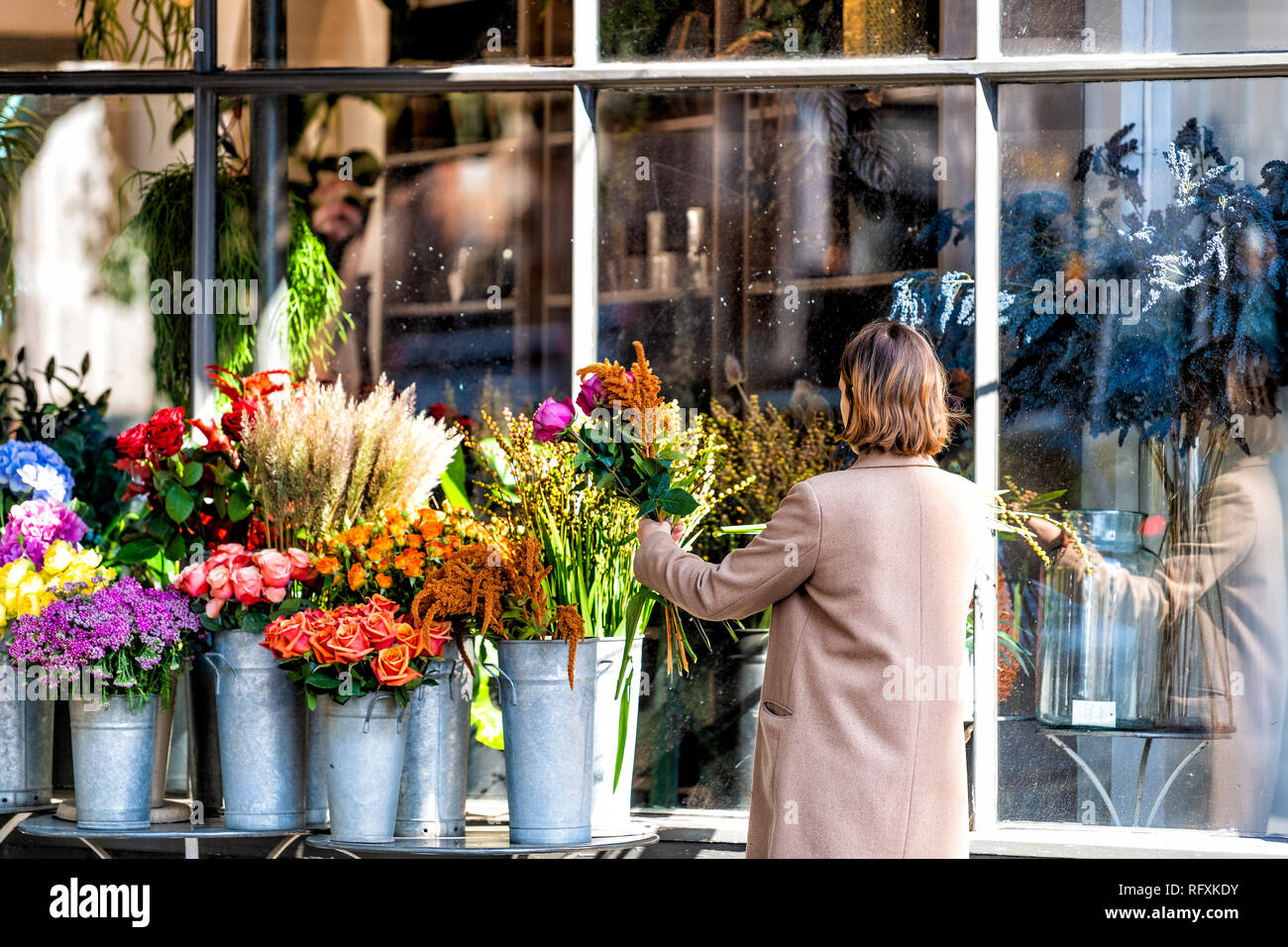 English florist shop front hi-res stock photography and images - Alamy