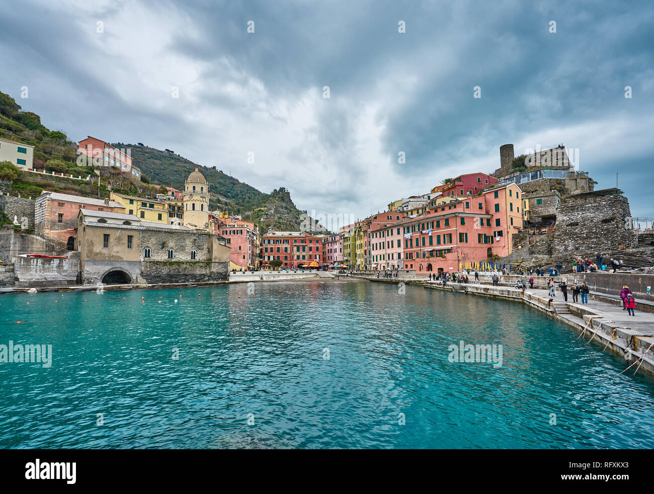 Vernazza’s small but beautiful harbour with colorful houses, Cinque ...