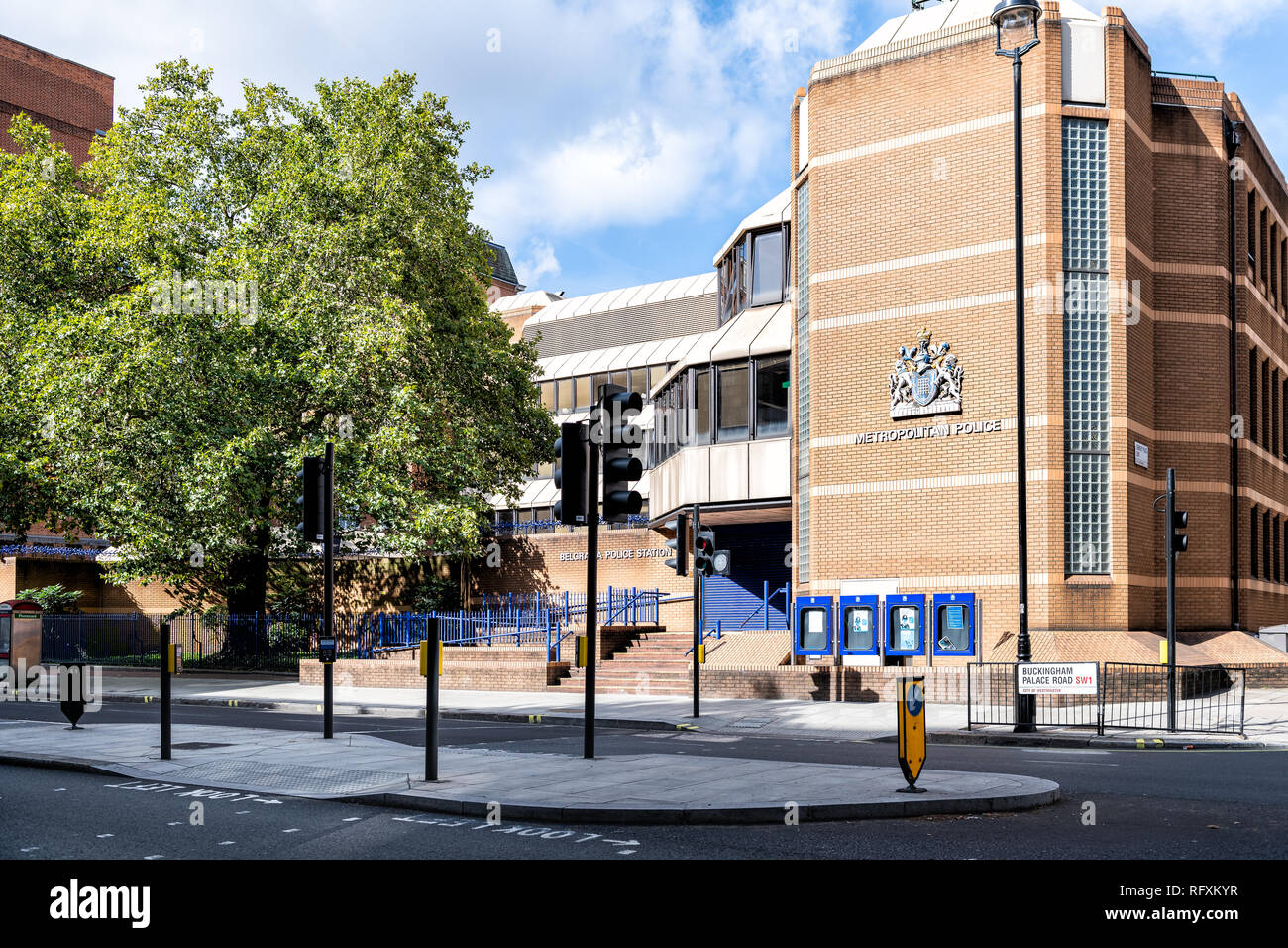Police outside westminster station hi-res stock photography and images ...