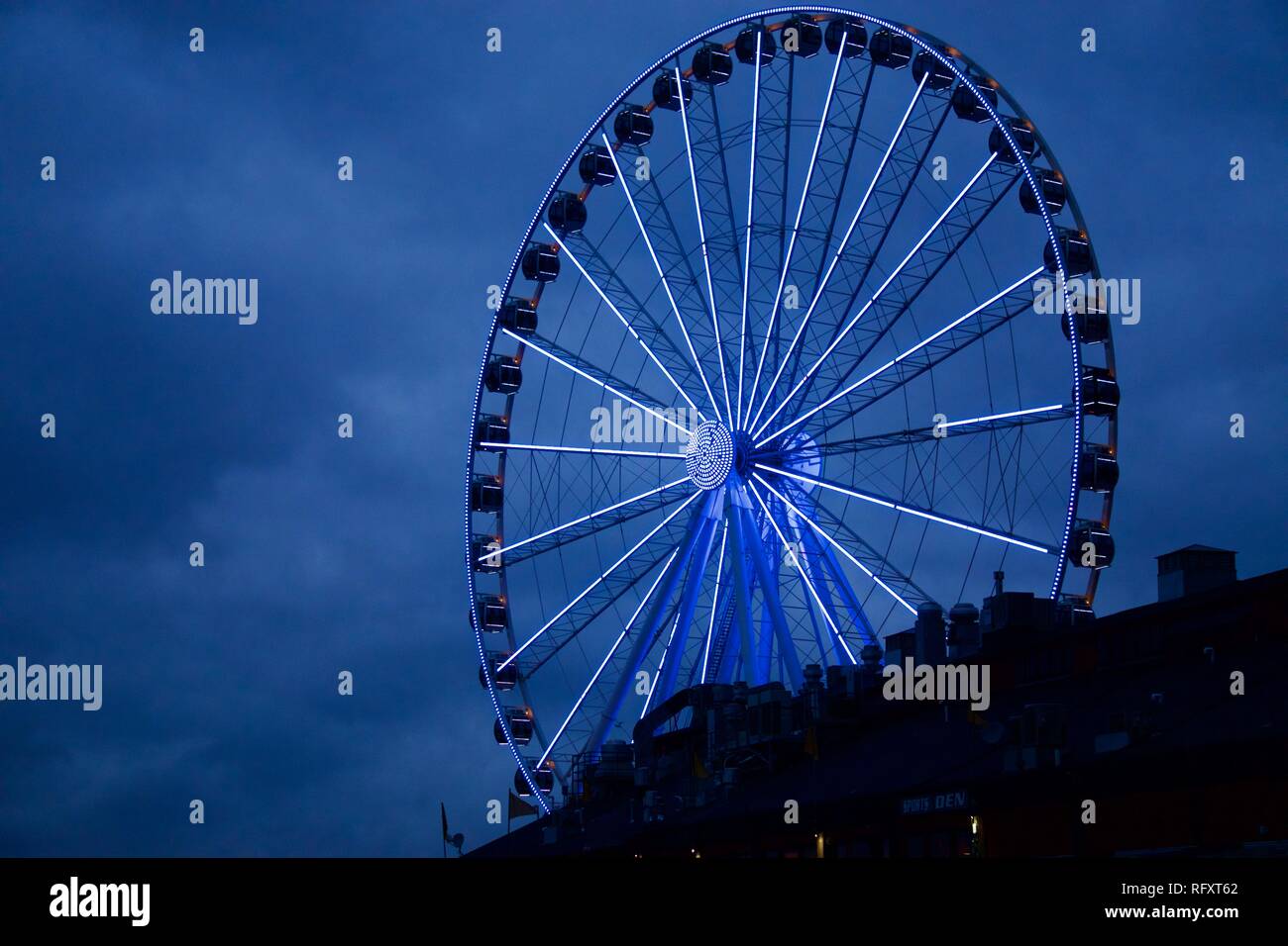 Seattle waterfront boardwalk wheel hi-res stock photography and images ...