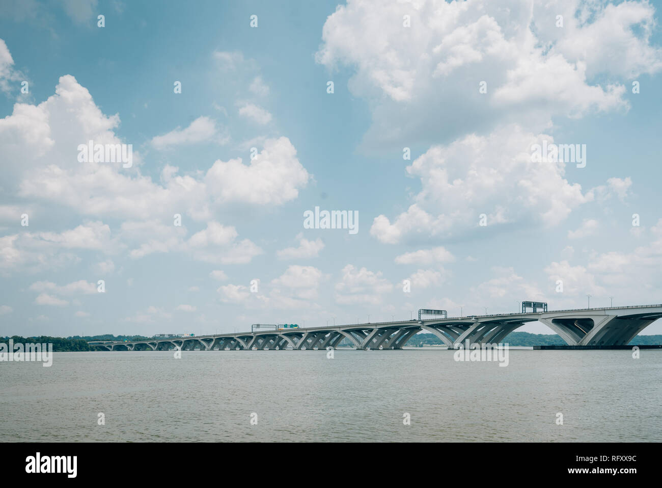 Woodrow wilson bridge in alexandria hi-res stock photography and images ...