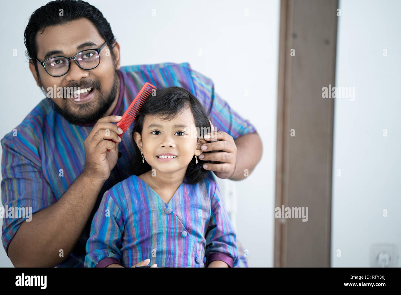 father brush his daughter's hair Stock Photo - Alamy