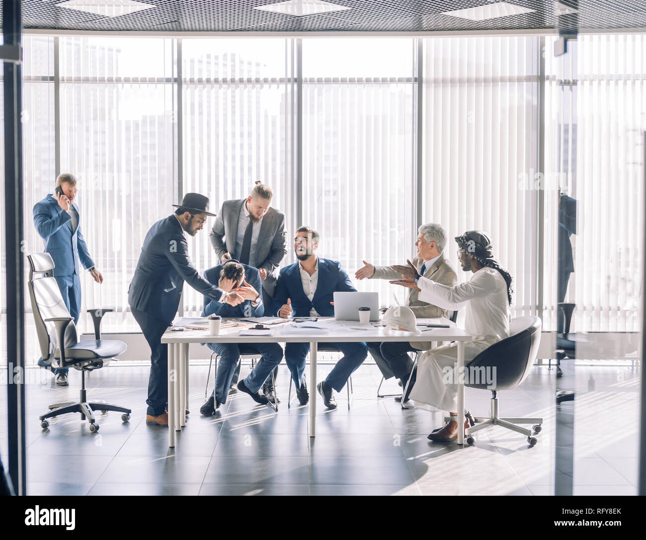 Laugh settling hi-res stock photography and images - Alamy