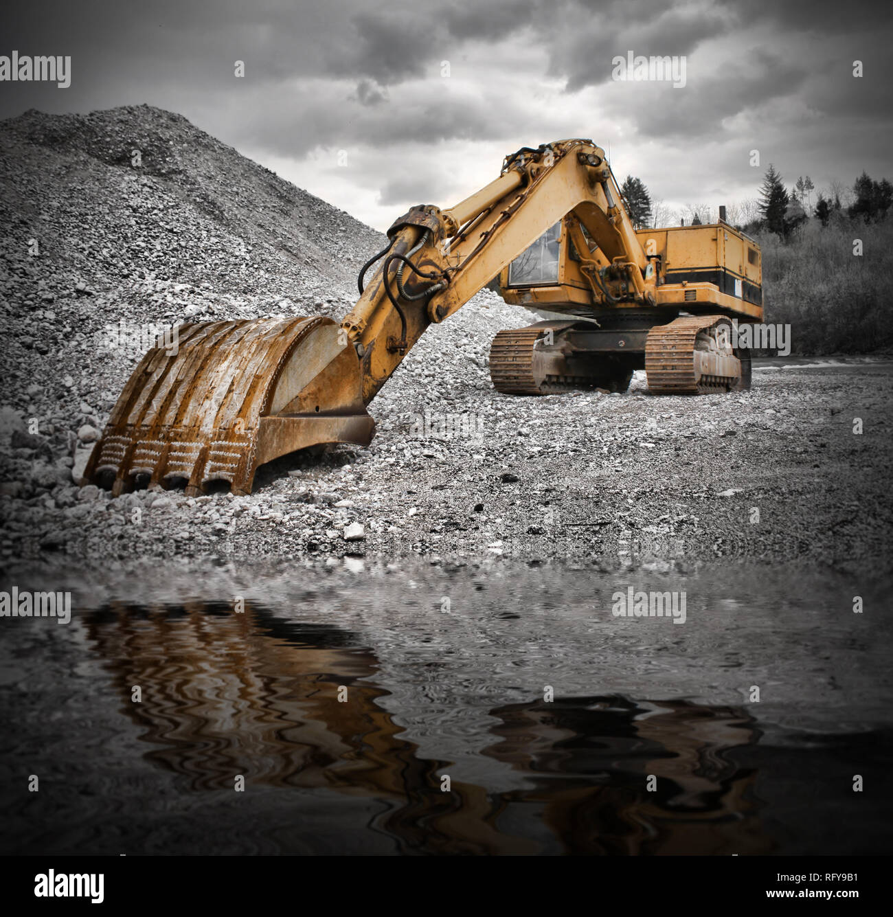 Earth mover tracks hi-res stock photography and images - Alamy