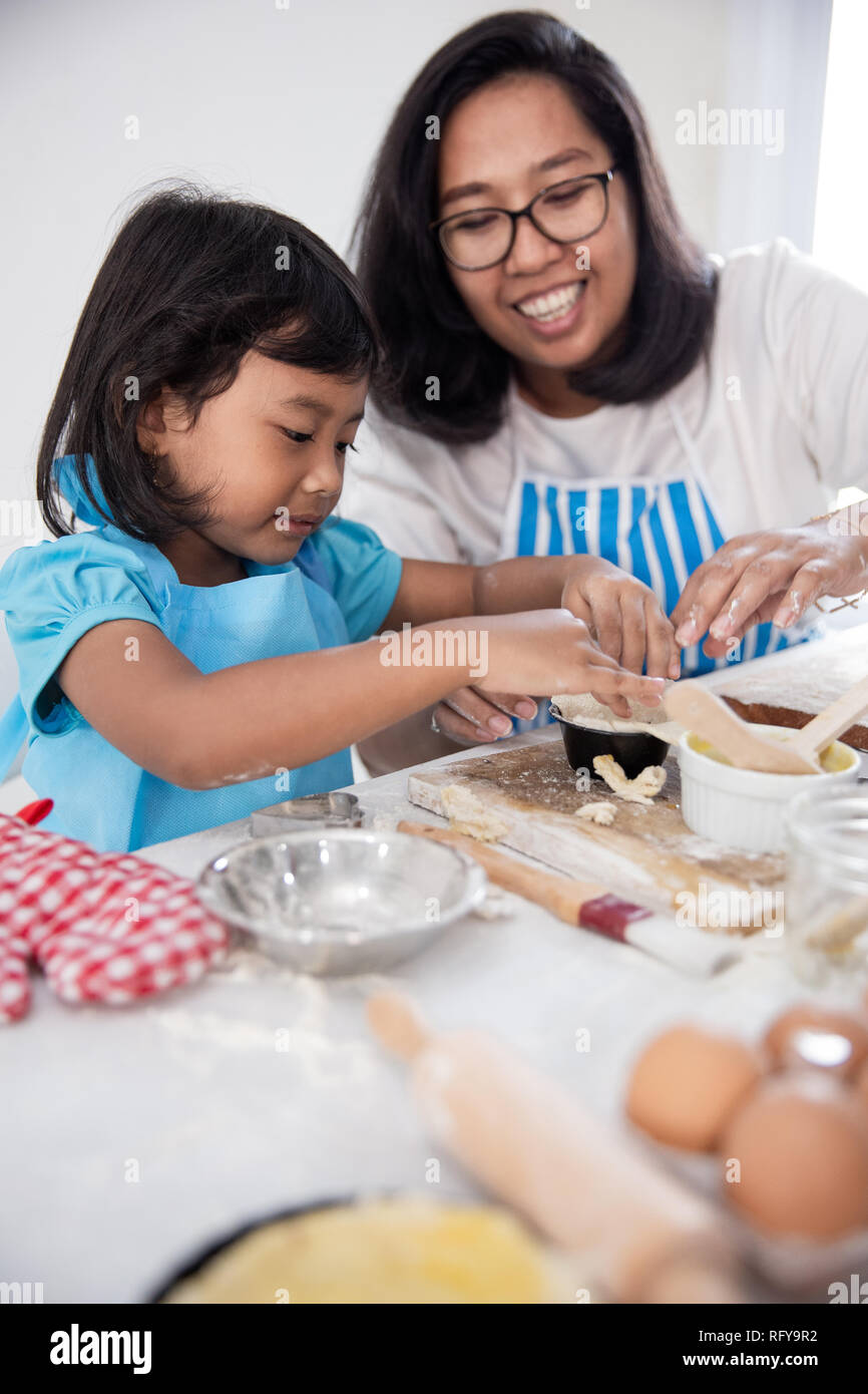 mother and kid learning to make some dough Stock Photo - Alamy