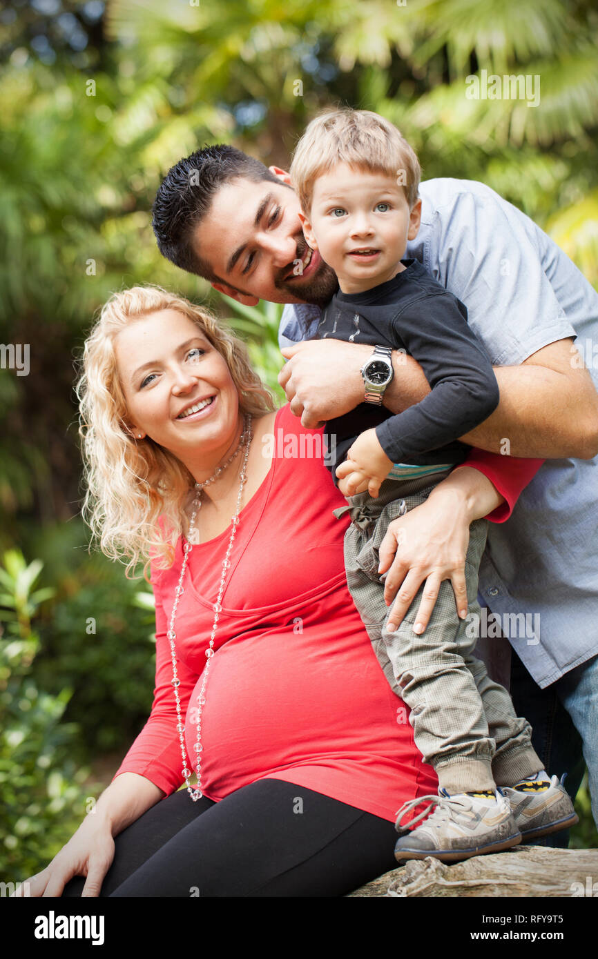 Family in nature hi-res stock photography and images - Alamy