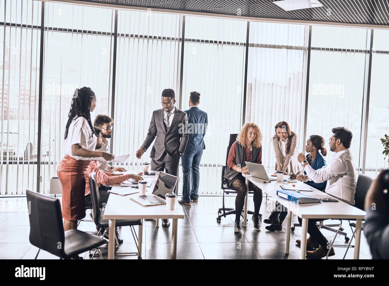 Busy office hi-res stock photography and images - Alamy