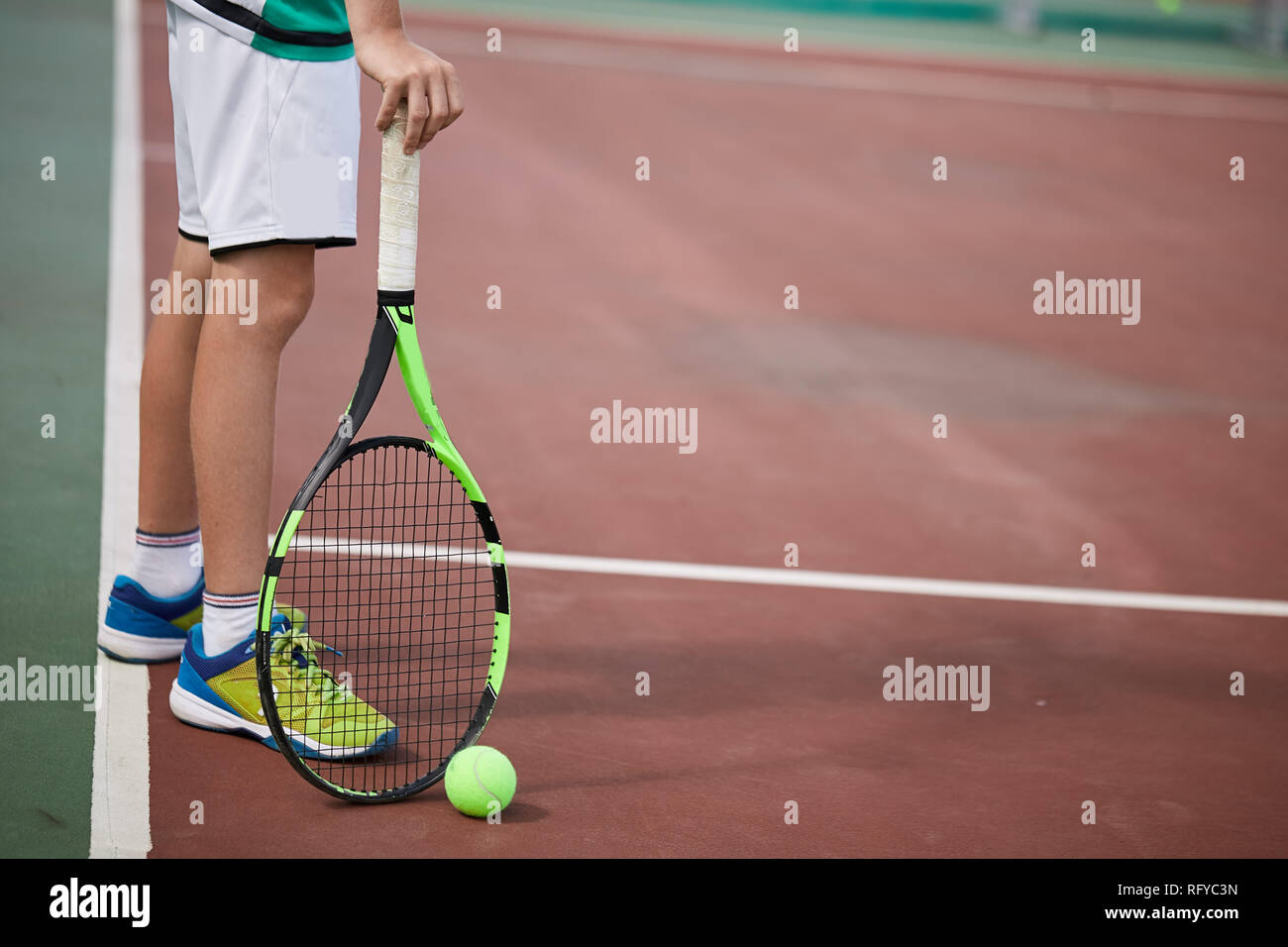 Tennis player serving on clay hi-res stock photography and images - Alamy
