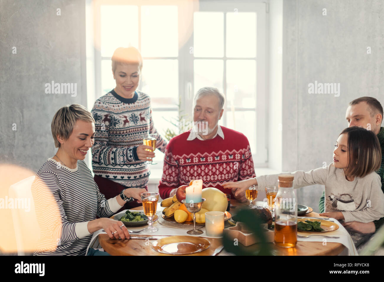 Family gathered table eating food hi-res stock photography and images ...