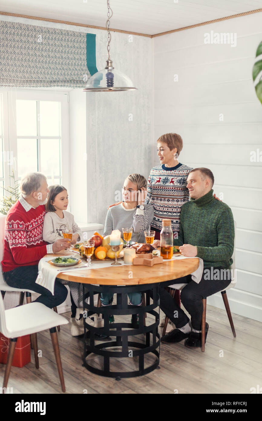 Family eating dinner around table hi-res stock photography and images ...