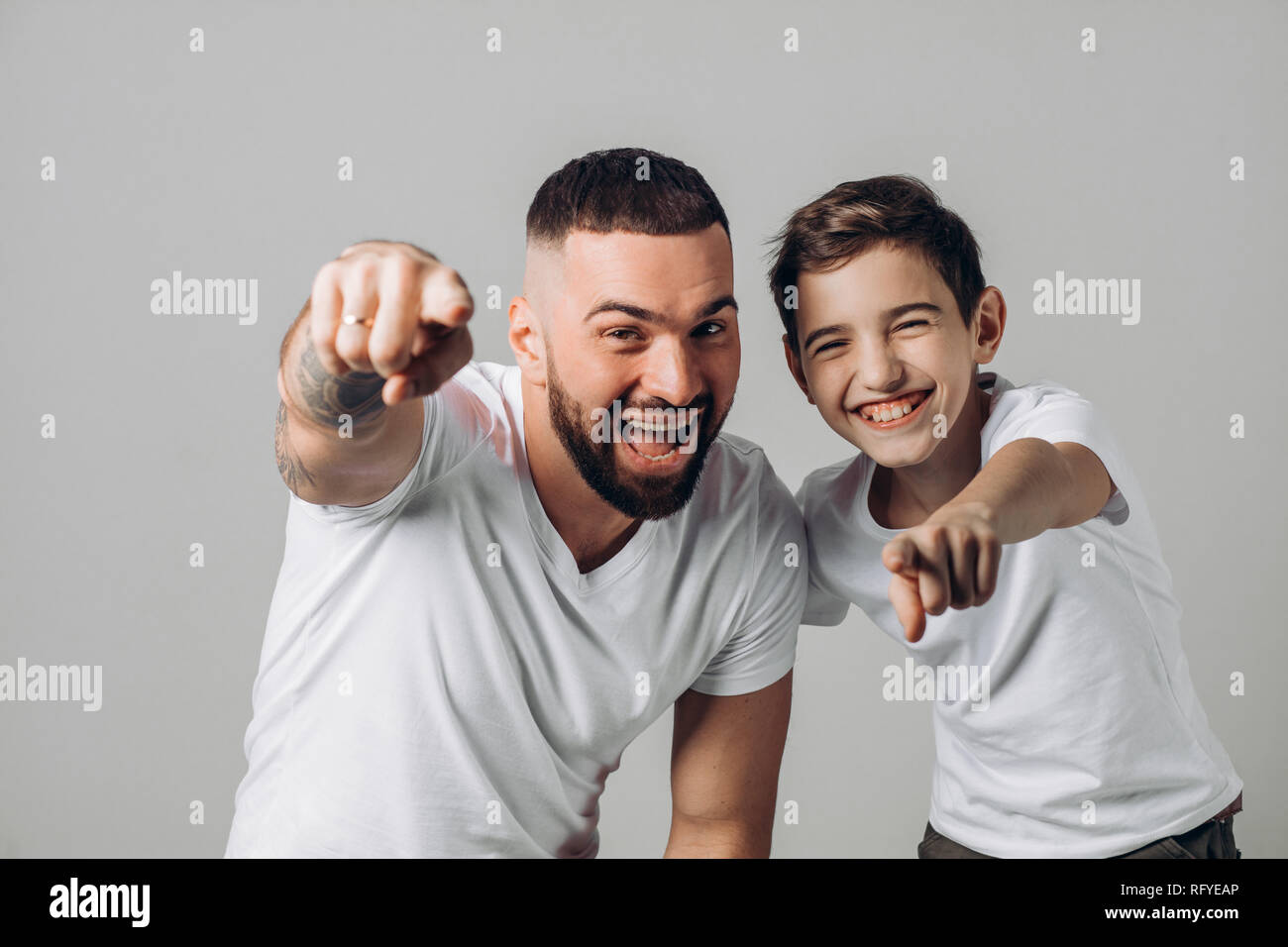 laughing daddy and son pointing at the camera Stock Photo - Alamy