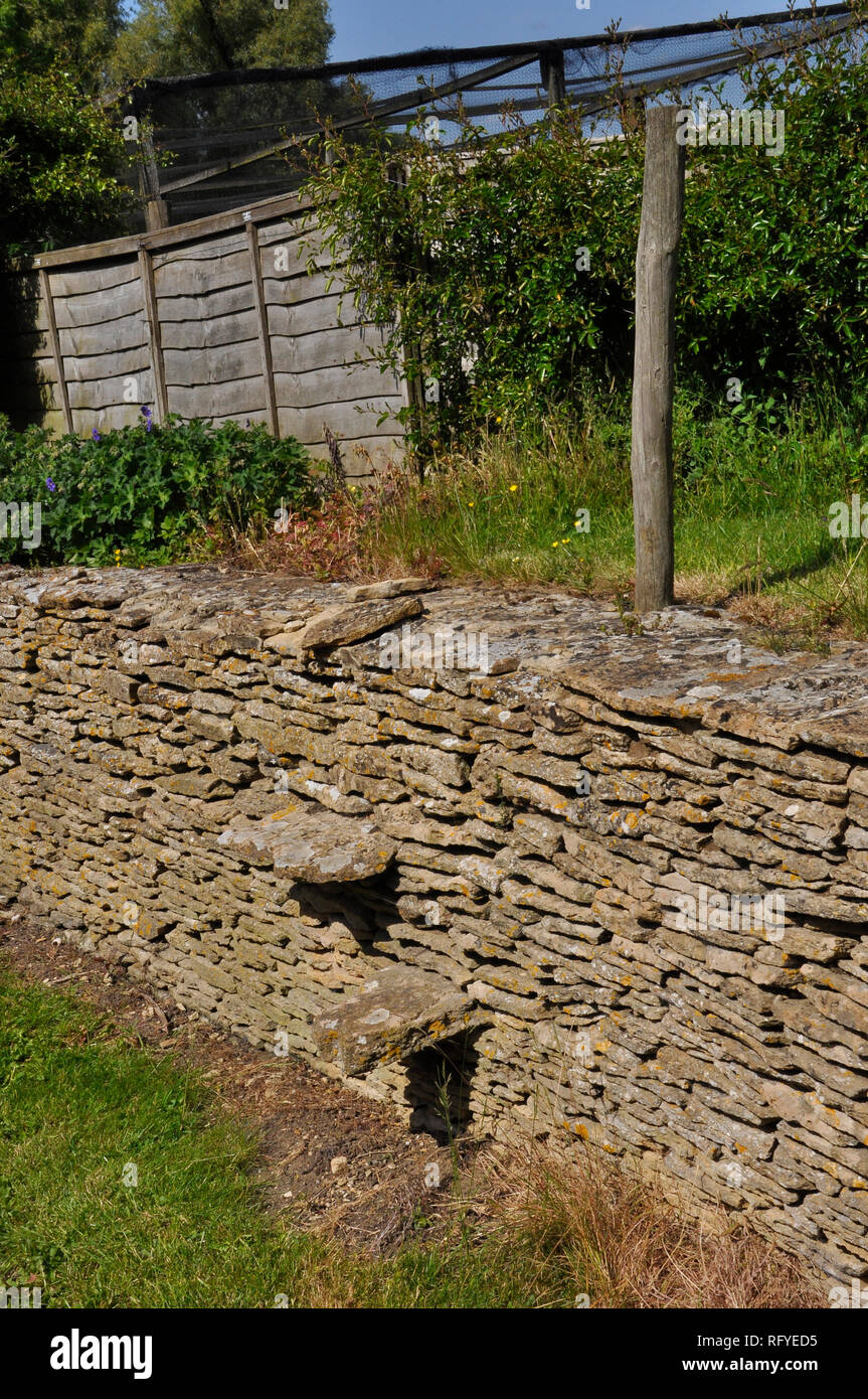 Dry stone wall garden hi-res stock photography and images - Alamy
