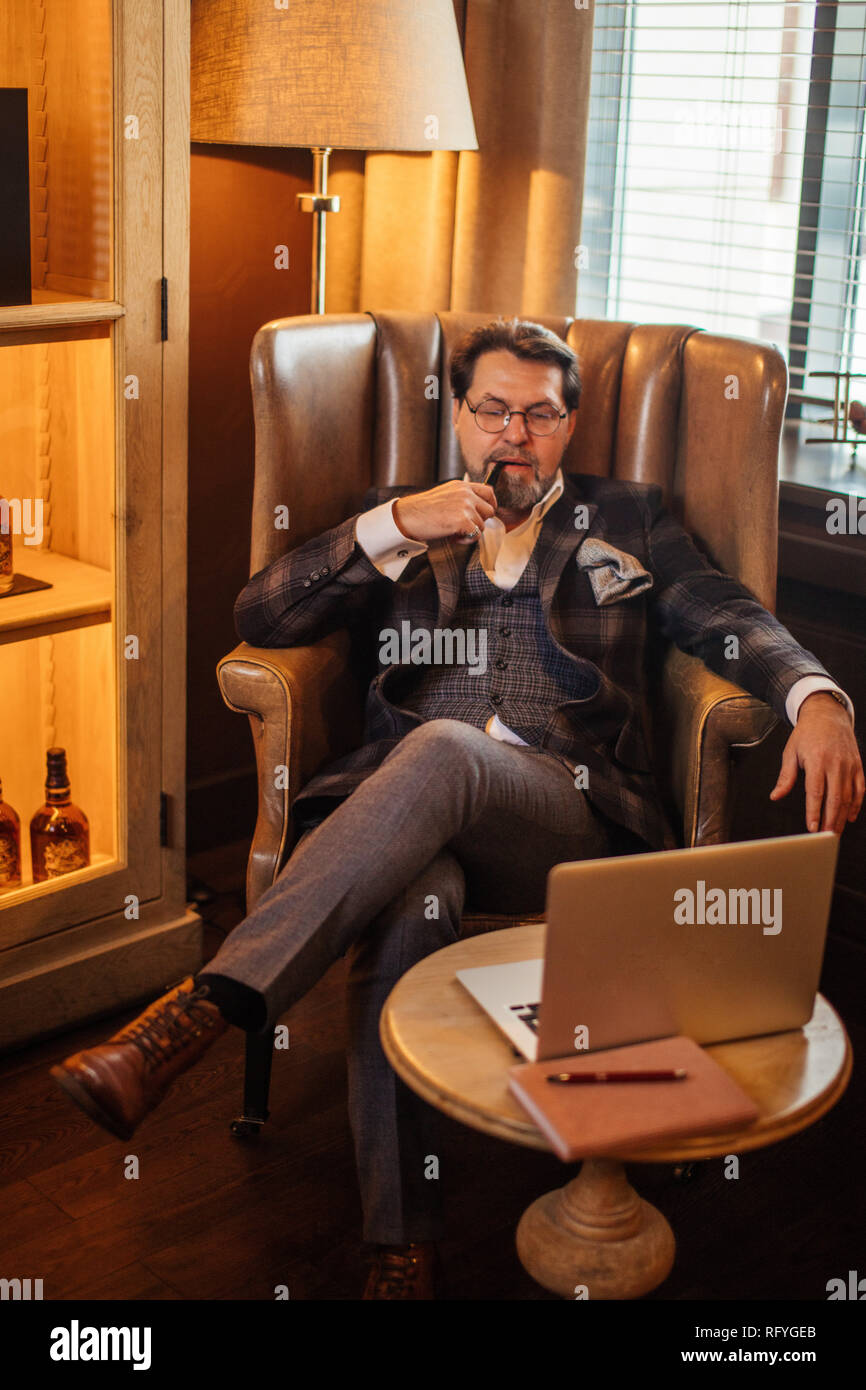 Old journalist smoking hi-res stock photography and images - Alamy