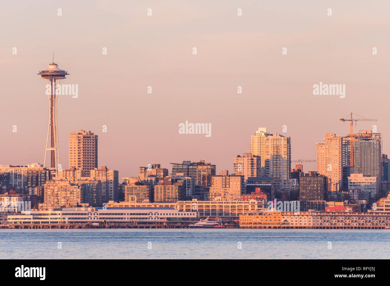Seattle Bay at sunset over downtown and the Space Needle in the ...