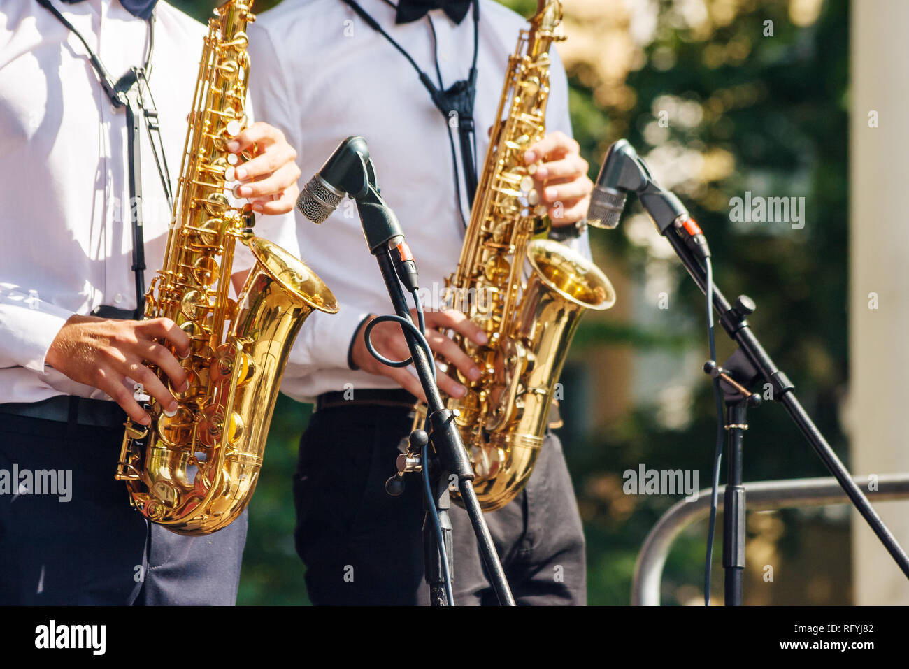 Two saxophonists hi-res stock photography and images - Alamy