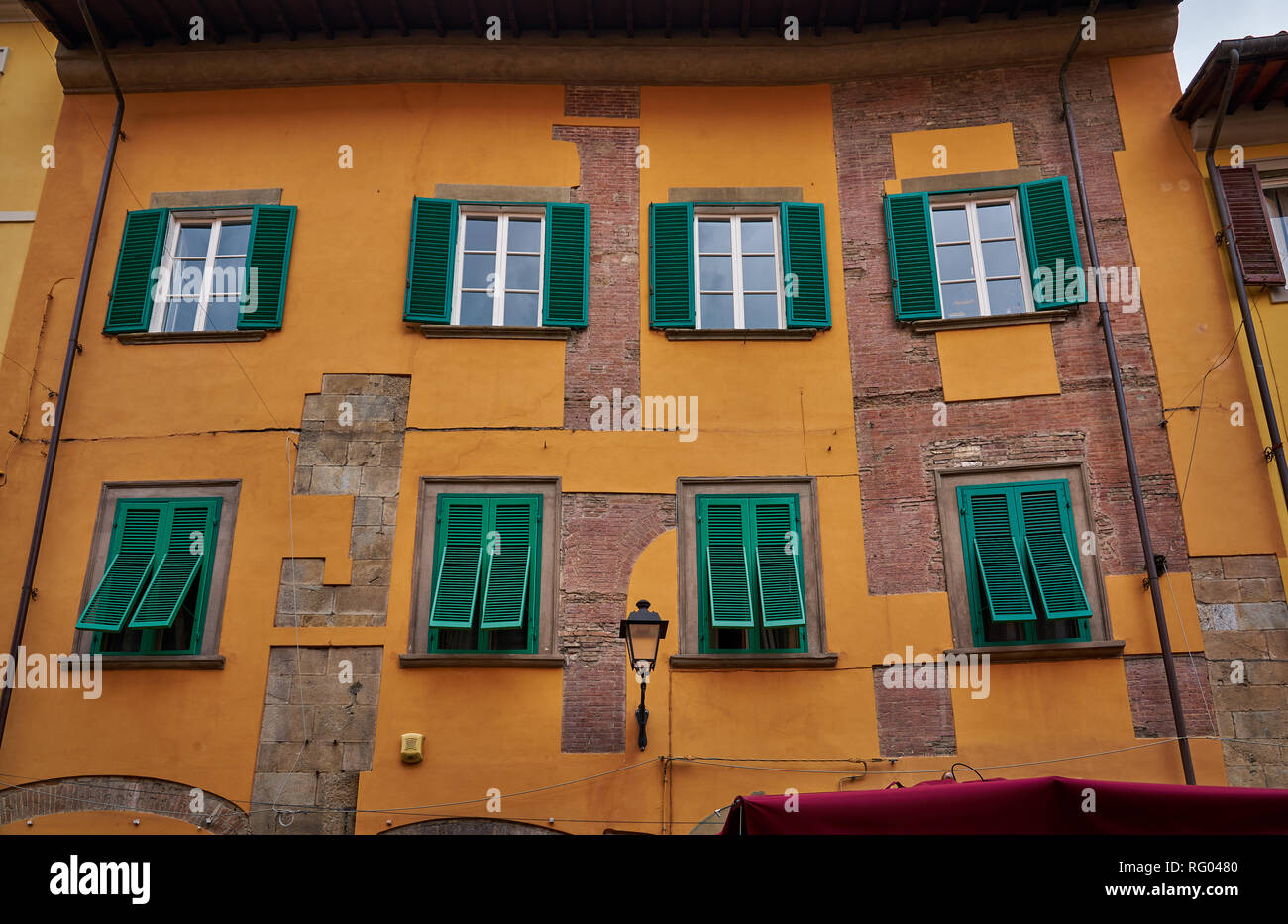 Building yellow windows hi-res stock photography and images - Alamy