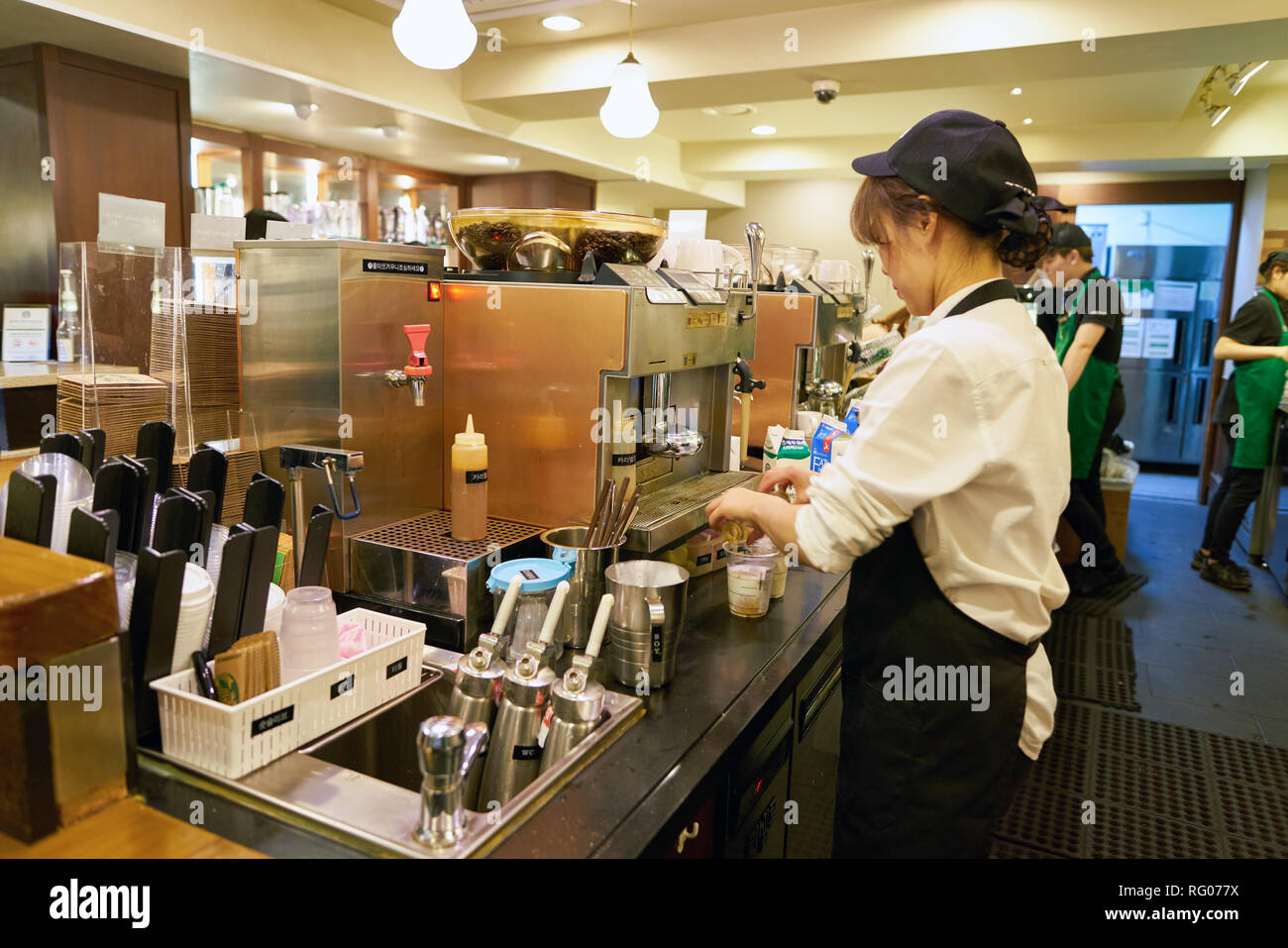 Starbucks worker hi-res stock photography and images - Alamy