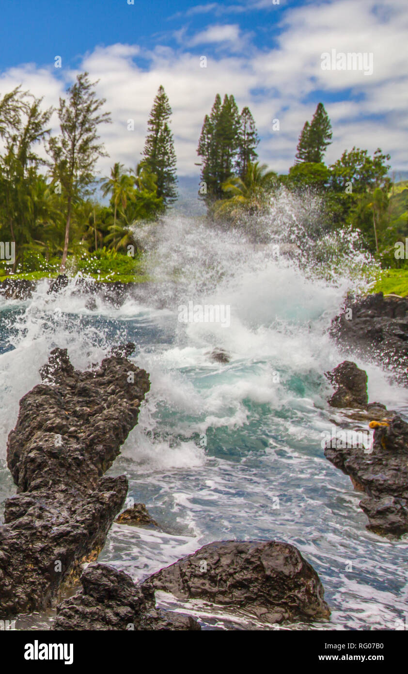 Dramatic view of the pacific shore at Maui, Hawaii Stock Photo - Alamy