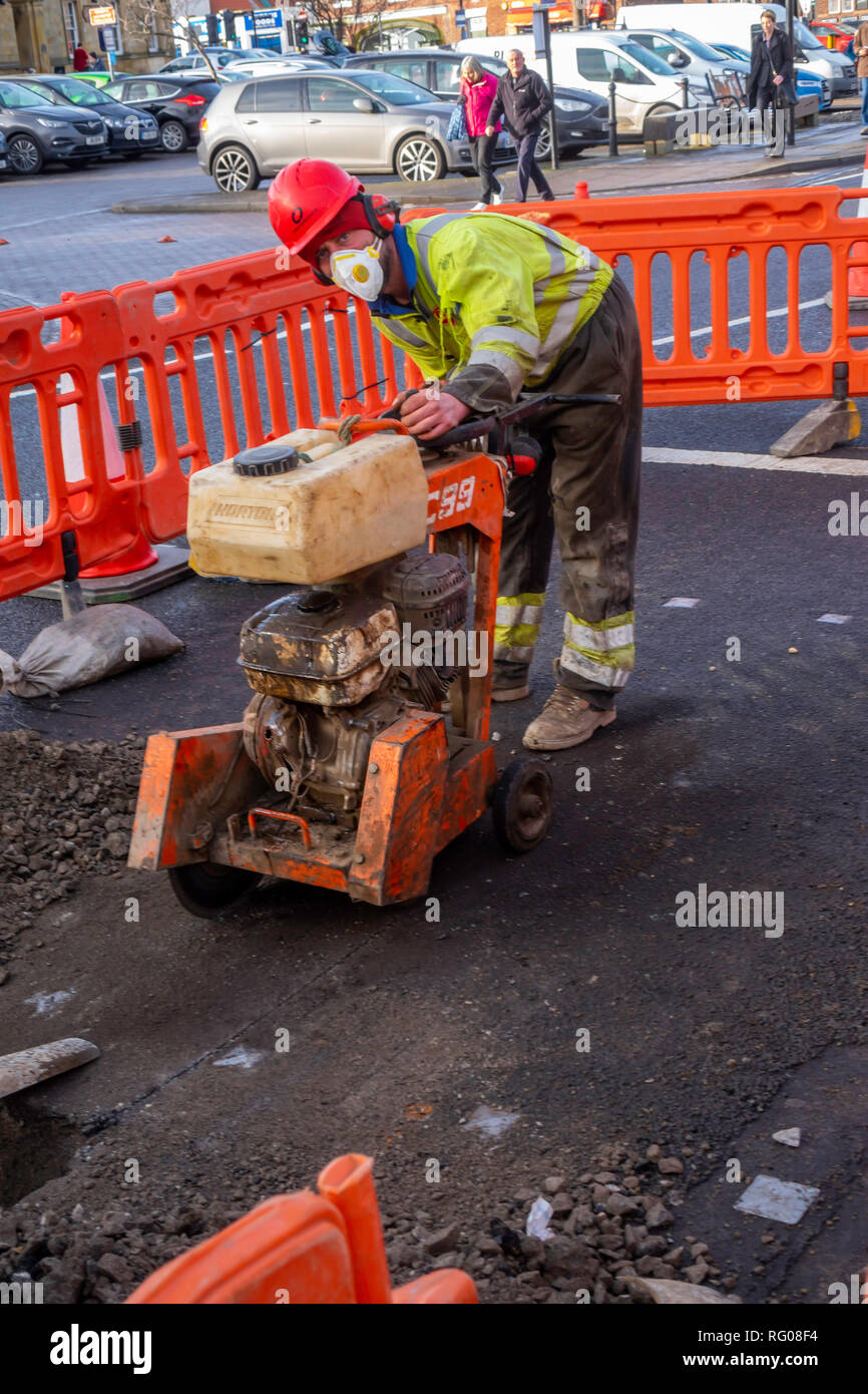 Workmen in road hi-res stock photography and images - Alamy