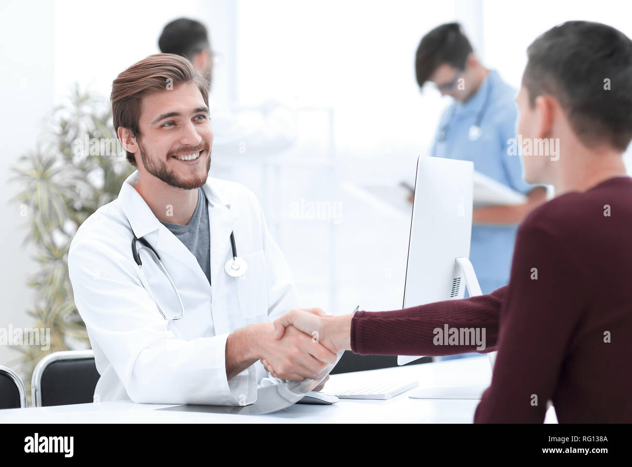 handshake between doctor and patient Stock Photo - Alamy