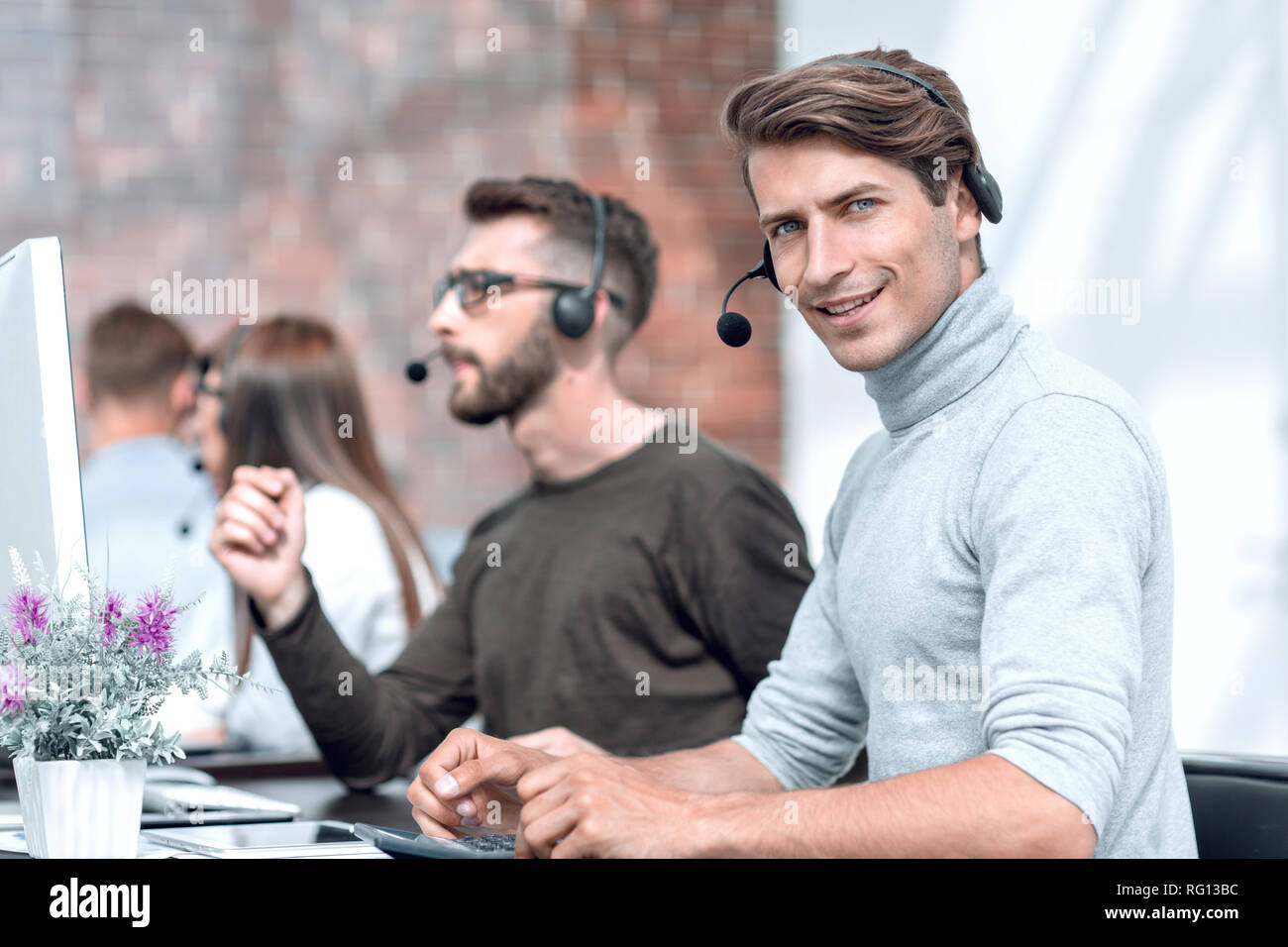 Call centre agent hands hi-res stock photography and images - Alamy