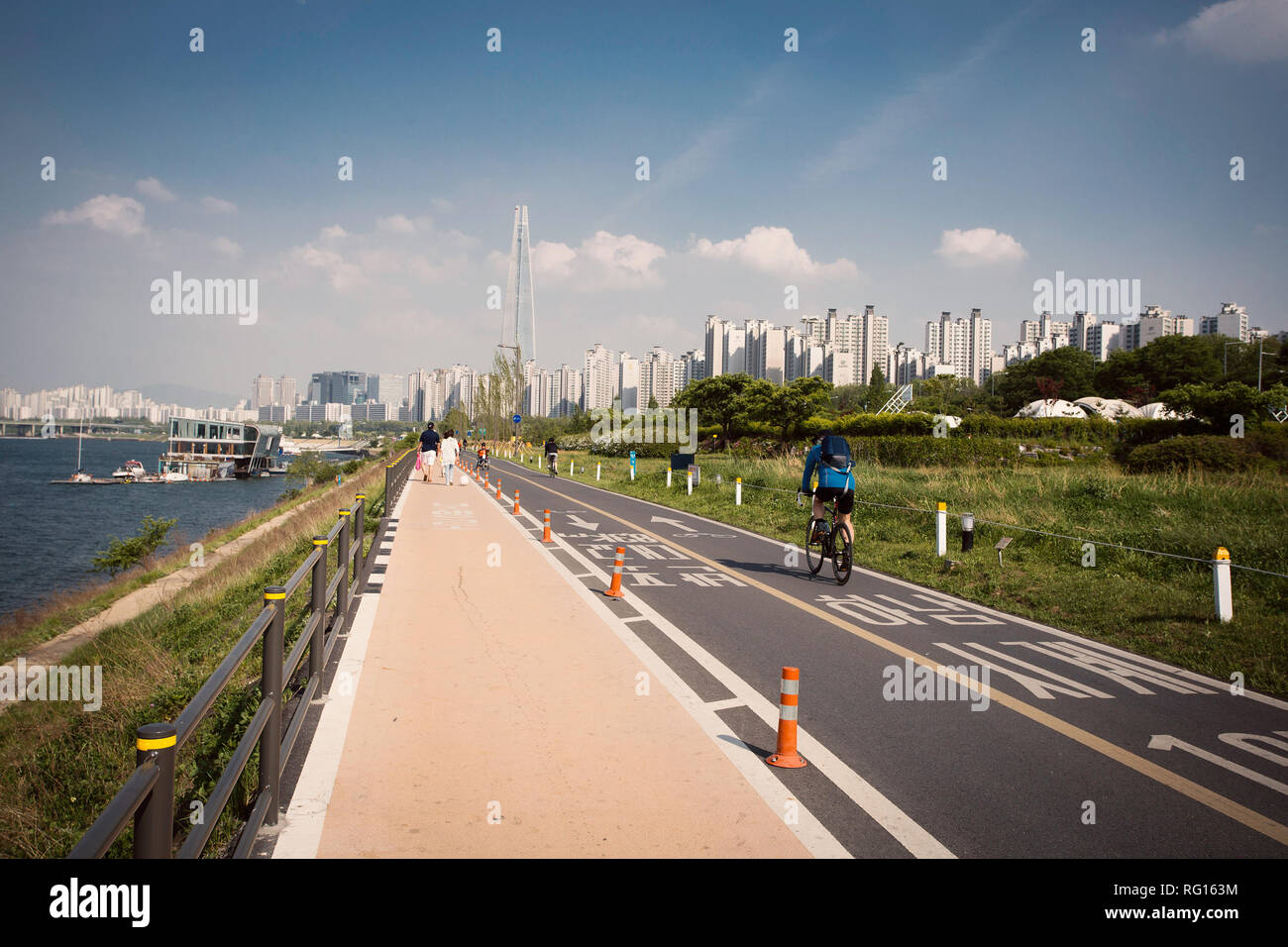 People walking and cycling in the park near Han river in Seoul Stock ...