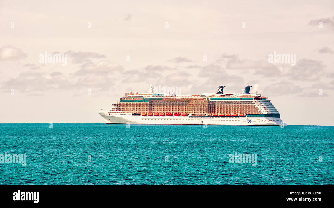 Great Stirrup Cay, Bahamas - January 08, 2016: cruise ship in blue sea ...