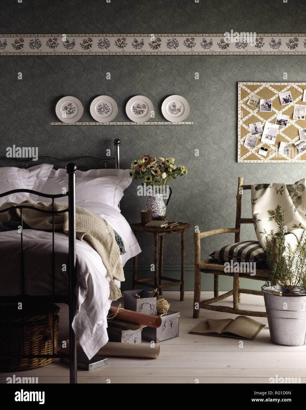 Bedroom with grey sponging effect on walls Stock Photo - Alamy