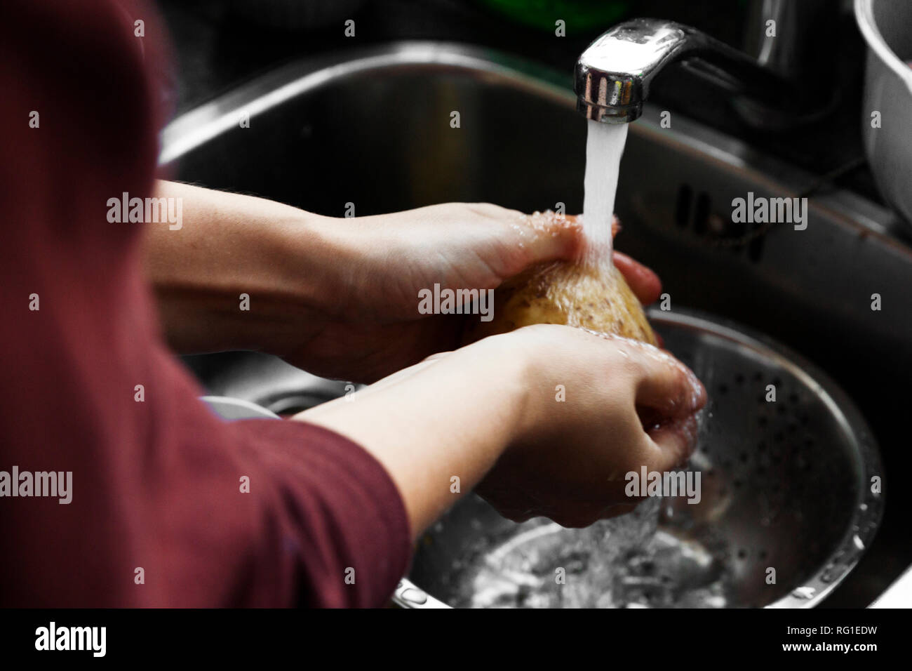 Hand washing pan kitchen hi-res stock photography and images - Alamy