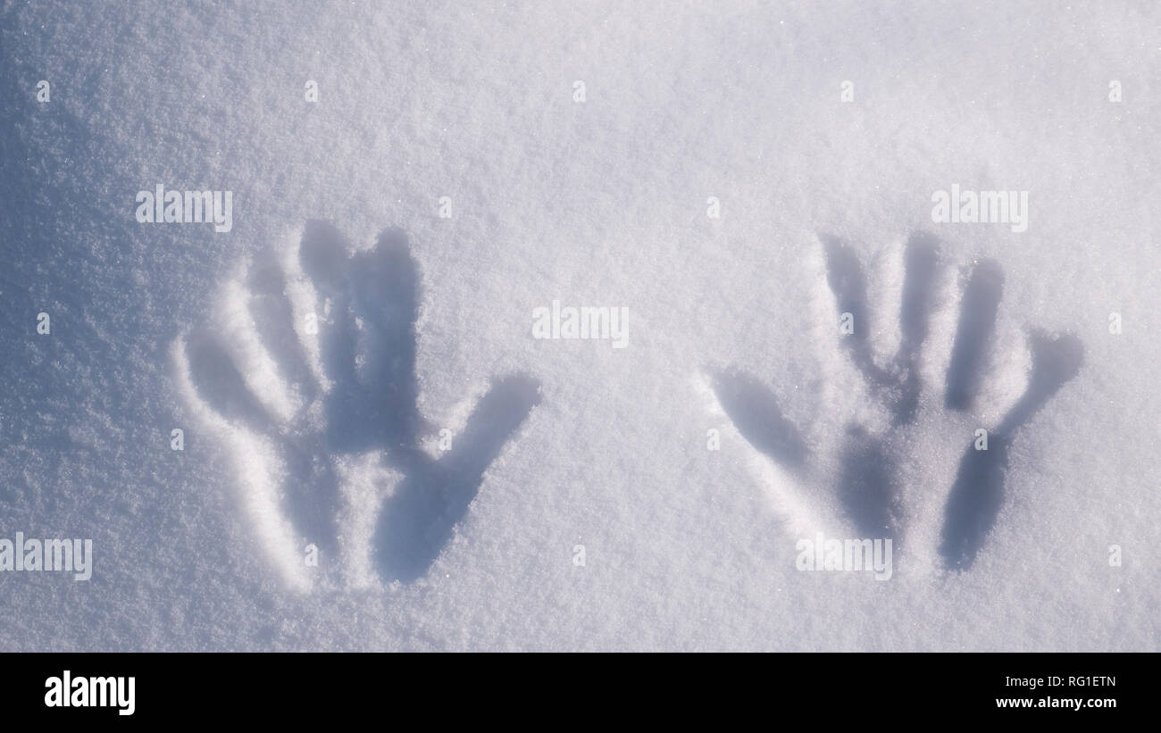 Handprint on snow. imprint hands on snow Stock Photo - Alamy
