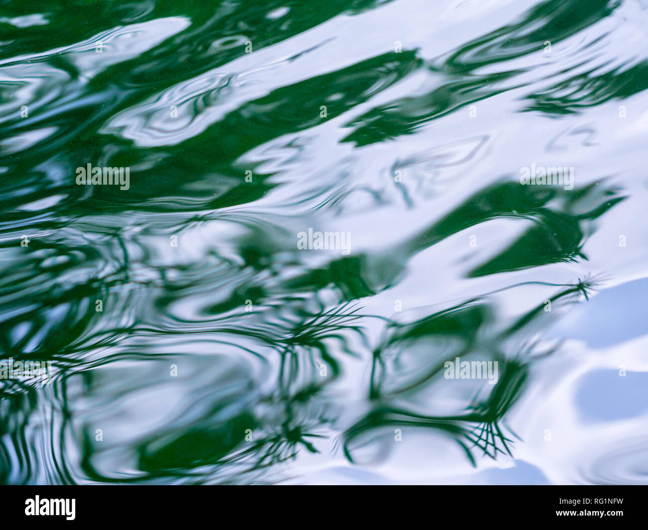 Reflection of sunlight on the moving water surface Stock Photo - Alamy