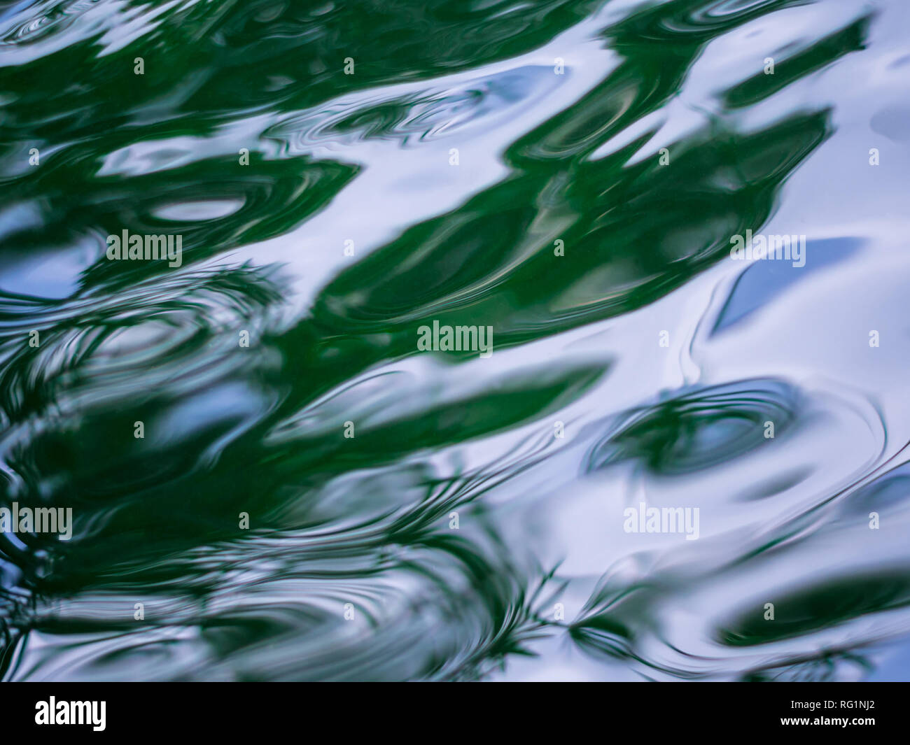 Reflection of sunlight on the moving water surface Stock Photo - Alamy