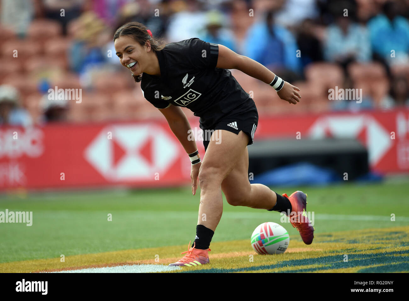 New Zealand's Stacey Waaka scorres a try Stock Photo - Alamy
