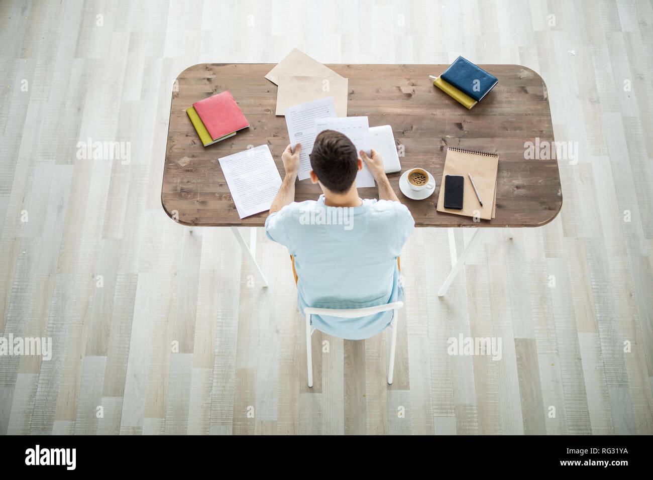 Man reading the papers hi-res stock photography and images - Alamy