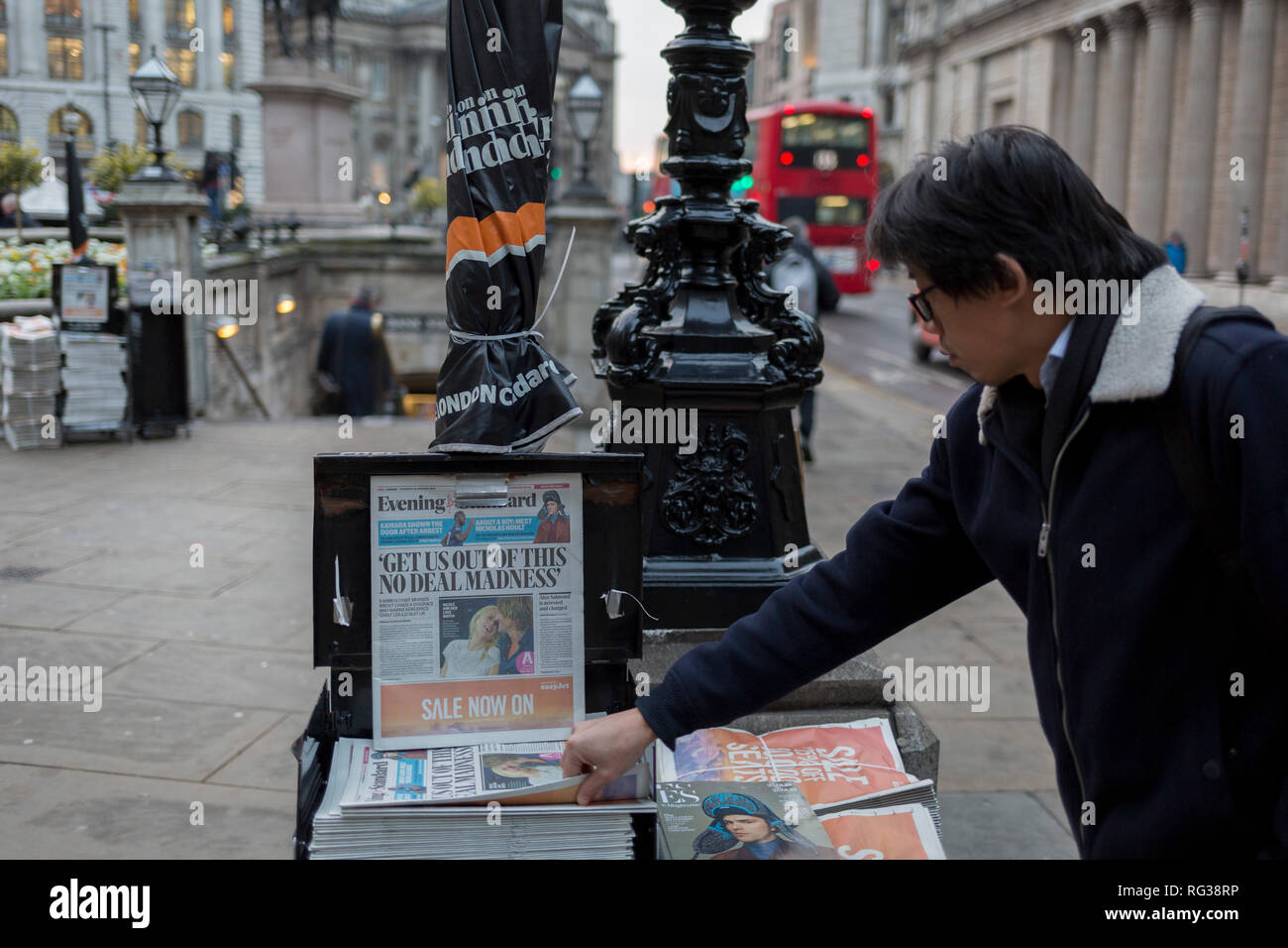 The london times newspaper front page hi-res stock photography and ...
