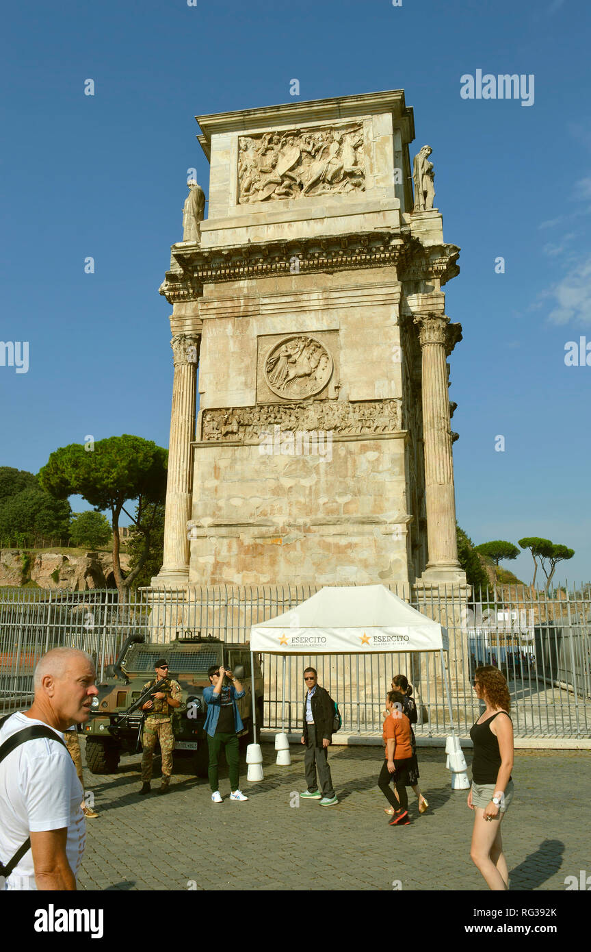 Anti-terrorism soldier on patrol in Rome tourist sites Stock Photo - Alamy
