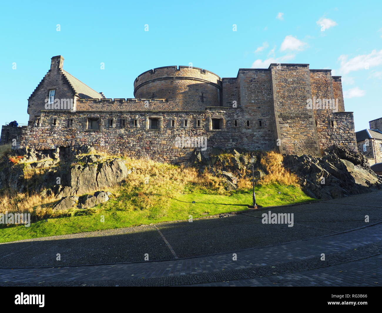 Side view of Edinburgh castle - Scotland Stock Photo - Alamy
