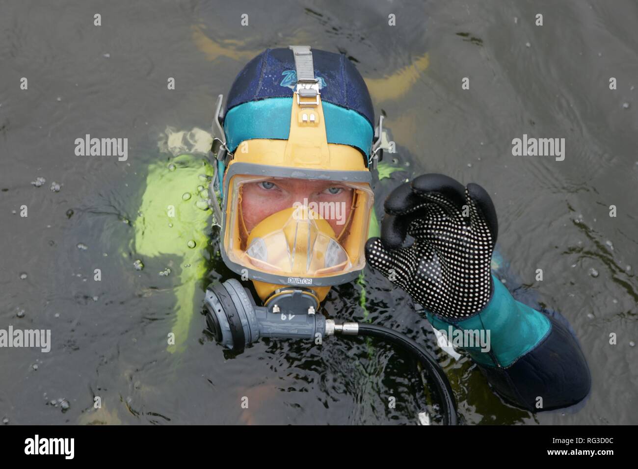 DEU, Federal Republic of Germany, Essen : Rescue diver of a fire ...