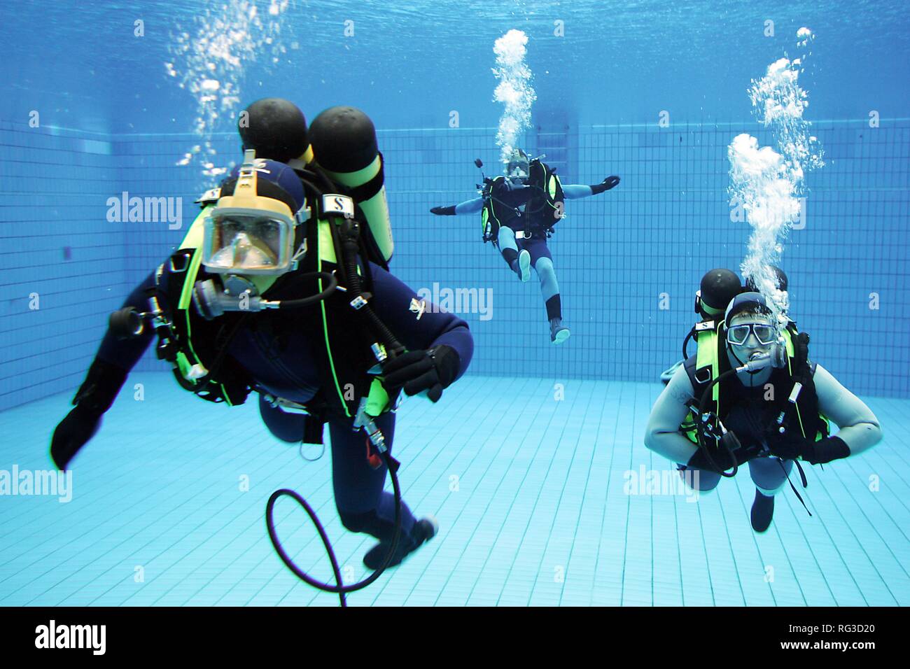 DEU, Federal Republic of Germany, Essen : Rescue diver of a fire ...